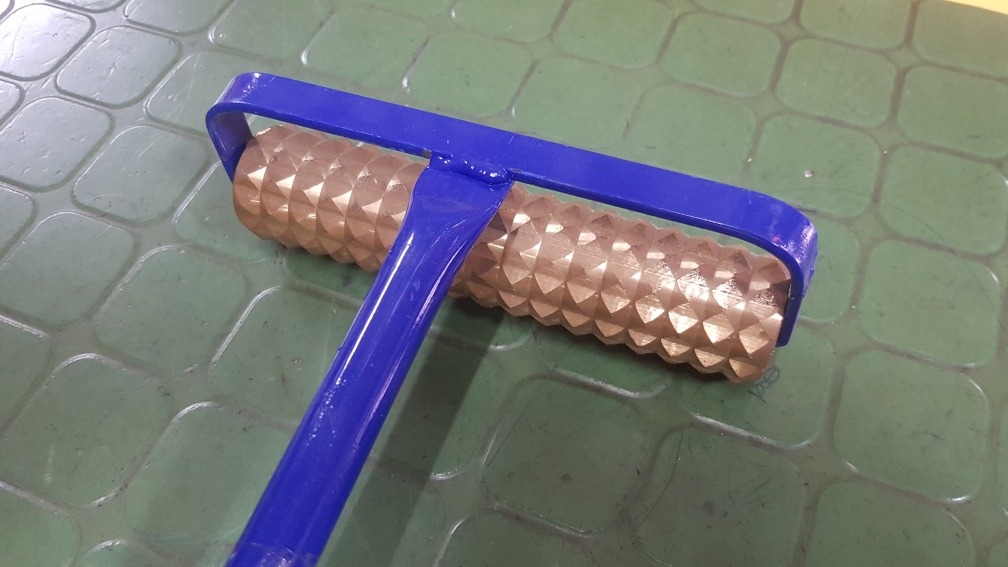 Rodillo de Bronce Con Mango 17cm de Ancho Para Marcar Pisos de Cemento MMQ